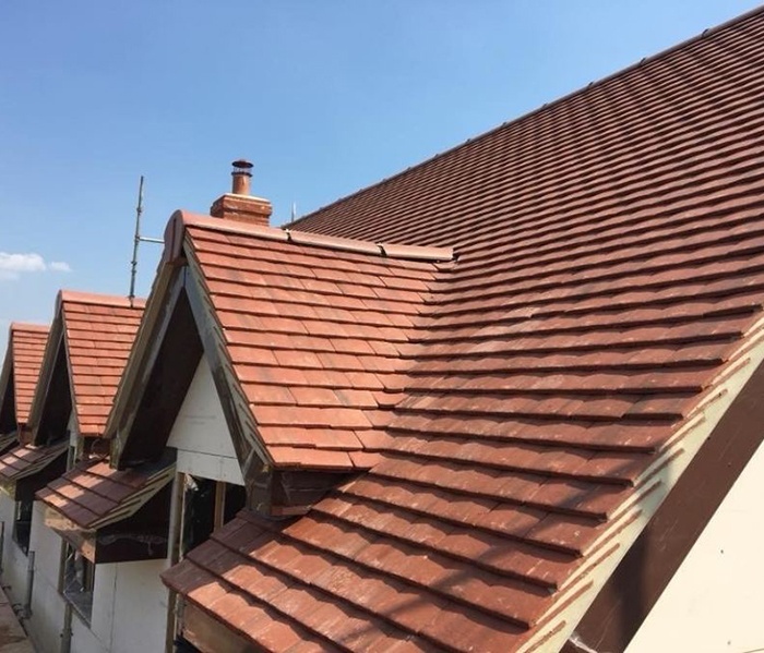 Comment poser des tuiles en ardoise ? Idées et conseils pour une ...